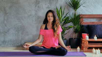 A guide to the Solar Plexus Mudra: The hand mudra and ways to integrate ...